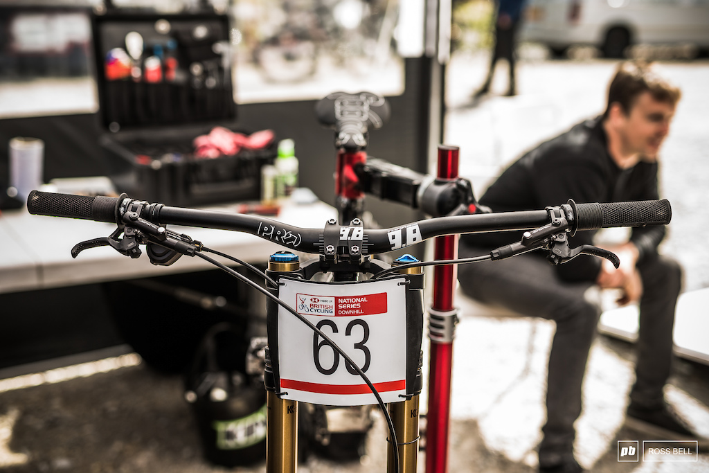 8 World Cup DH Racers' Cockpit Setups - British National Series Round 2 ...