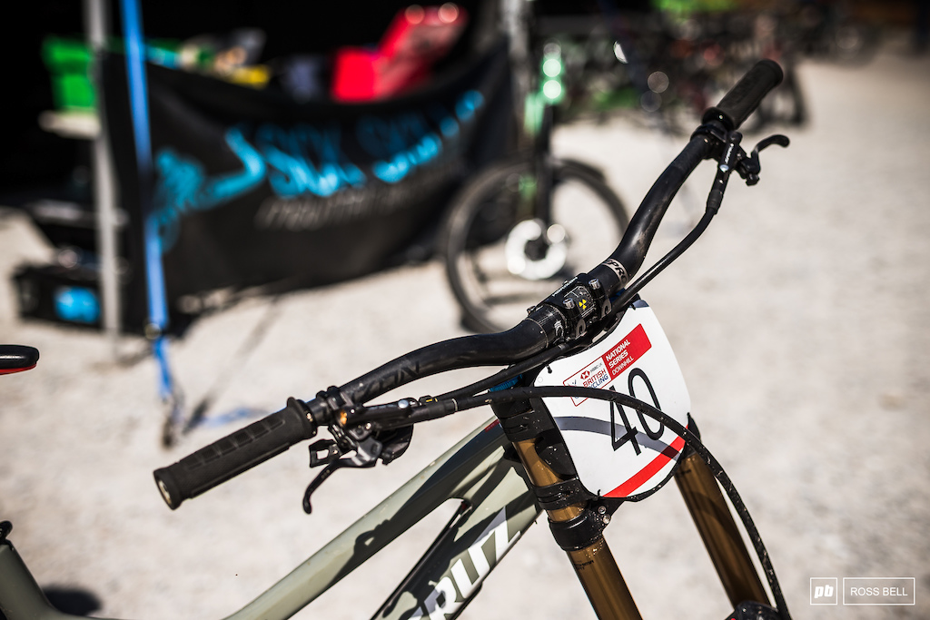 8 World Cup DH Racers' Cockpit Setups - British National Series Round 2 ...
