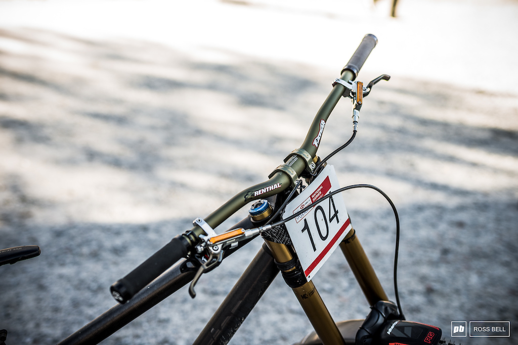 8 World Cup DH Racers' Cockpit Setups - British National Series Round 2 ...