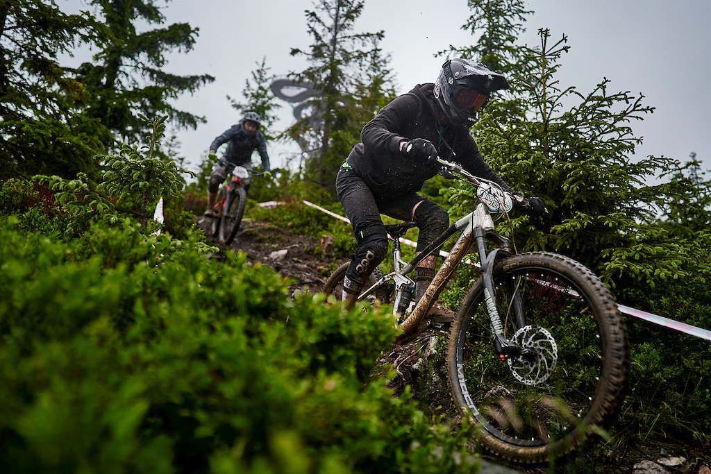 Video: Elbow to Elbow Downhill Racing at the Czech Republic's Dropdown ...