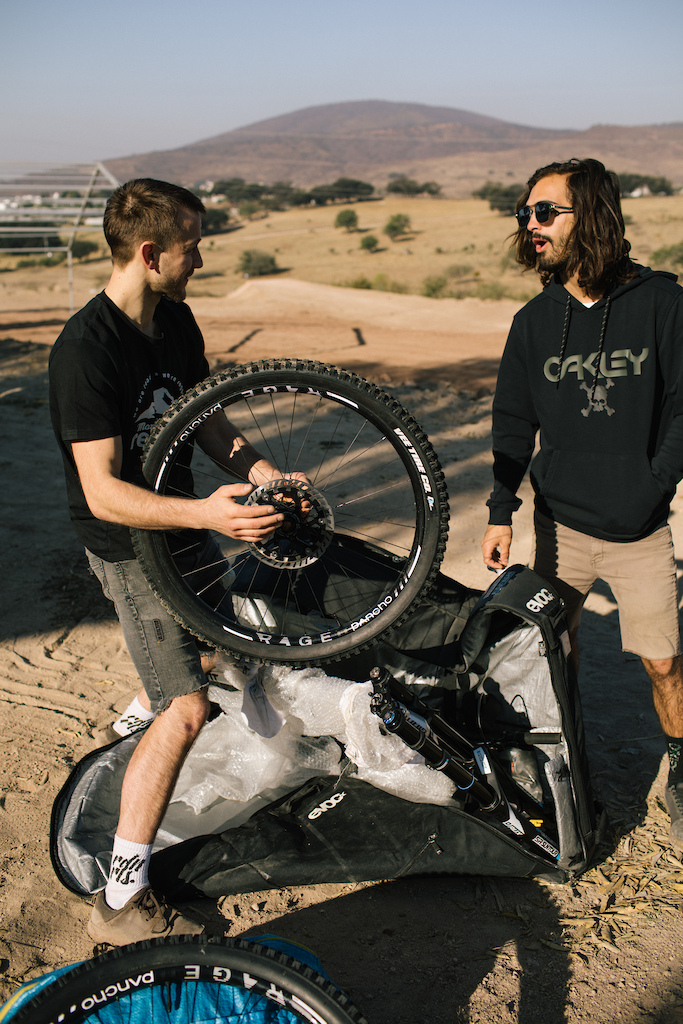 Video: Course Preview & First Hits - Freeride Fiesta 2021 - Pinkbike