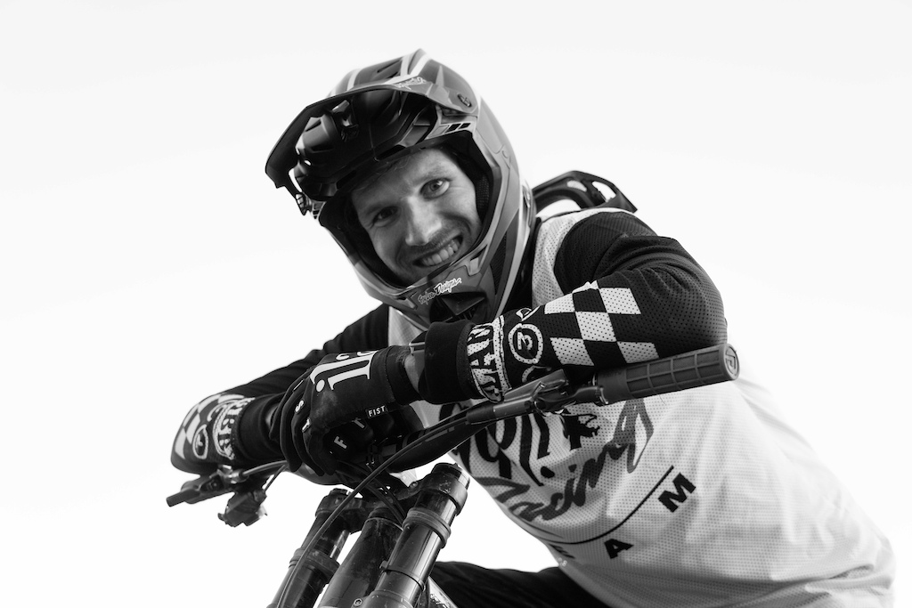 Video: Bas Van Steenbergen Signs with ilabb - Pinkbike