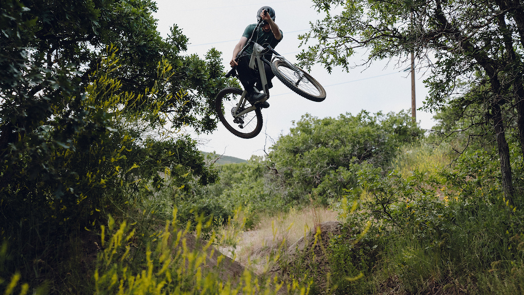Video: Summer Vibes & Shredding with Bryn Bingham & Warren Kniss - Pinkbike