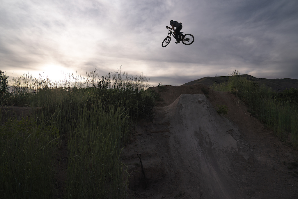 Video: Summer Vibes & Shredding with Bryn Bingham & Warren Kniss - Pinkbike