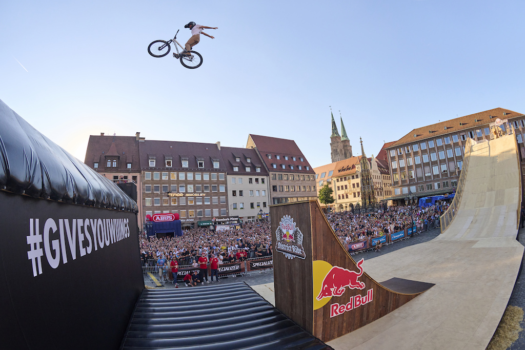 Video: Women's Progression Session on the Red Bull District Ride Course ...