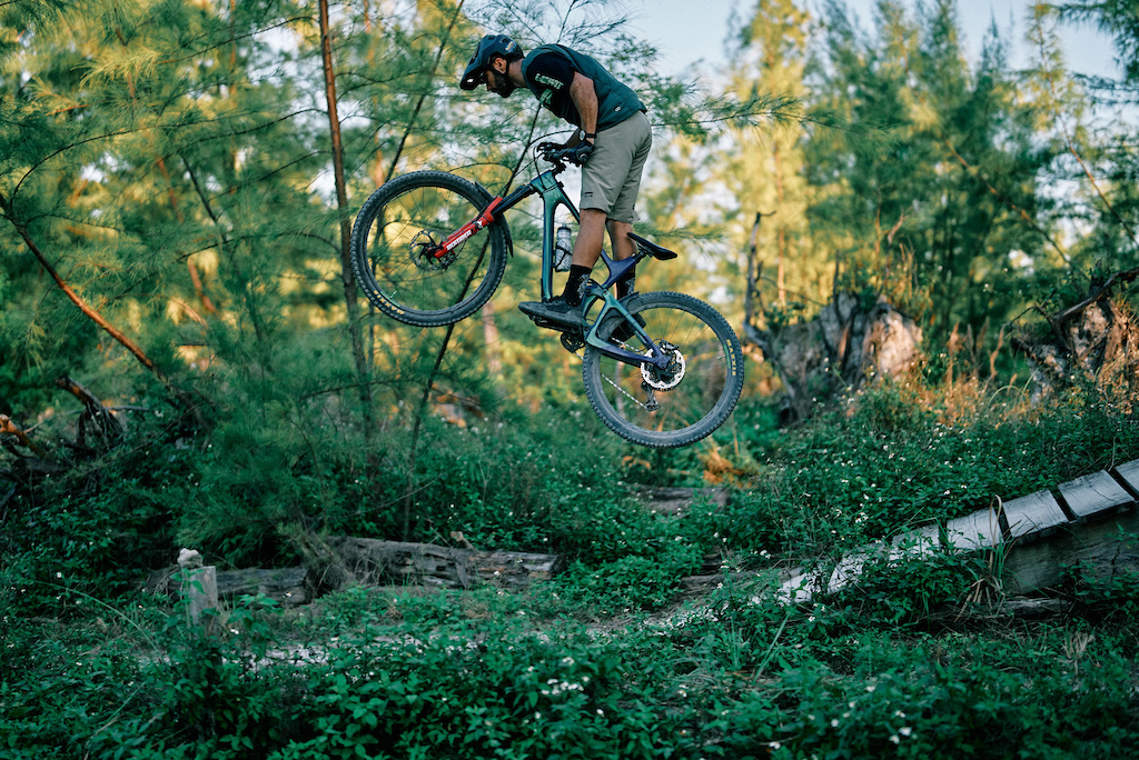 Video: Learn To Corner with Marcelo Gutierrez - Pinkbike