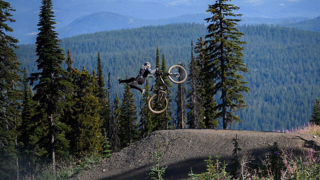 Video: William Robert is Speed & Style in 'Le Voyageur Episode 2 ...