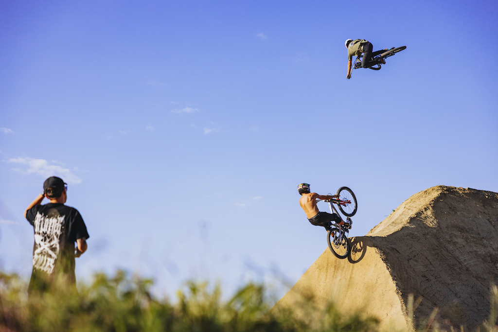 Photo Story: The Ruso Bros Backyard Battle - Pinkbike