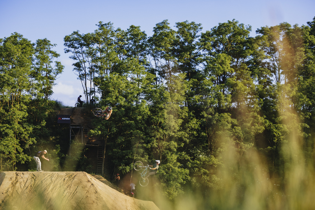 Photo Story: The Ruso Bros Backyard Battle - Pinkbike