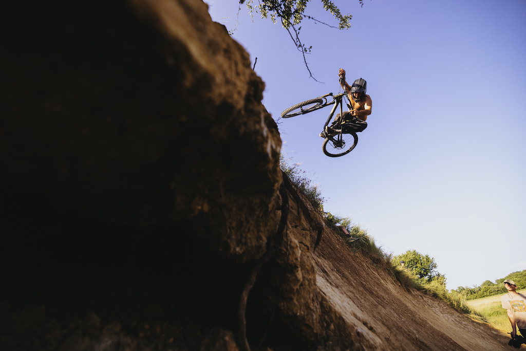 Photo Story: The Ruso Bros Backyard Battle - Pinkbike