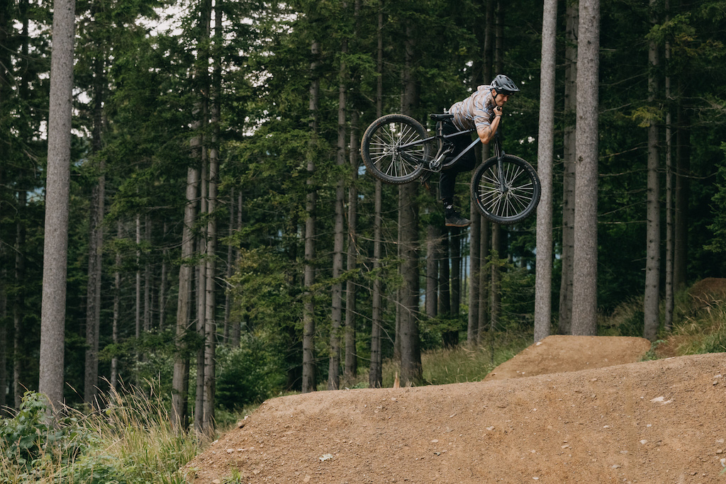 Video: Huge Jumps in Freerider Gathering 'Syndicates' - Pinkbike