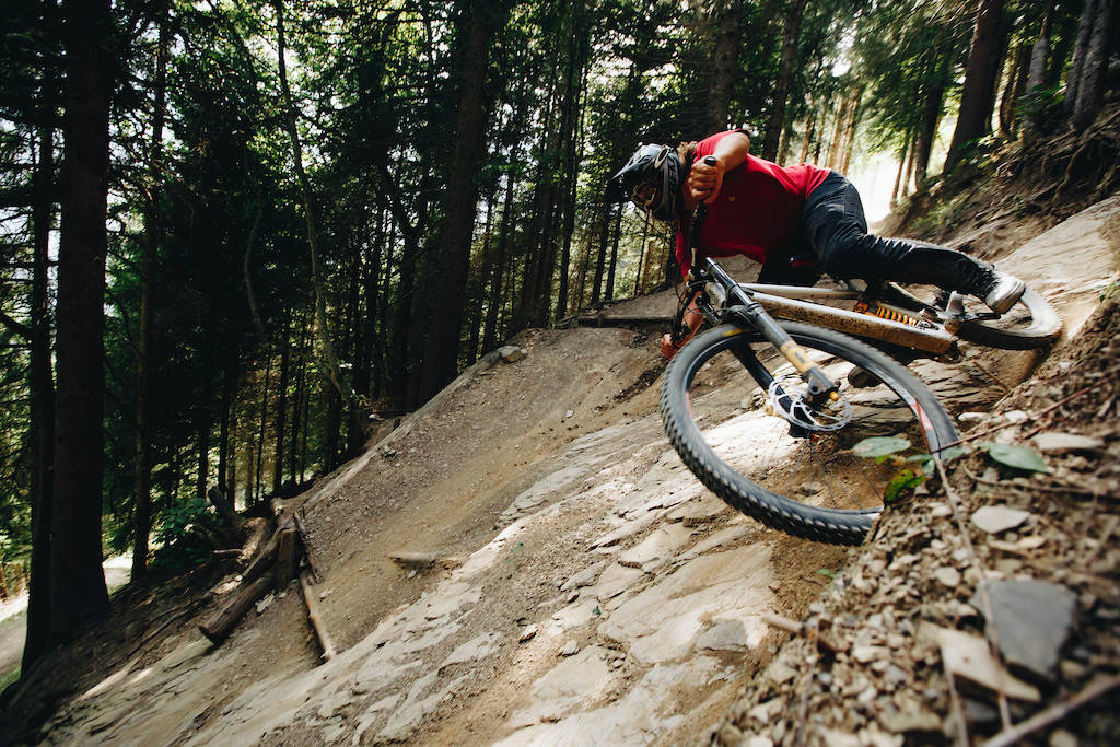 Video: Ripping Champéry with the RAAW Team - Pinkbike