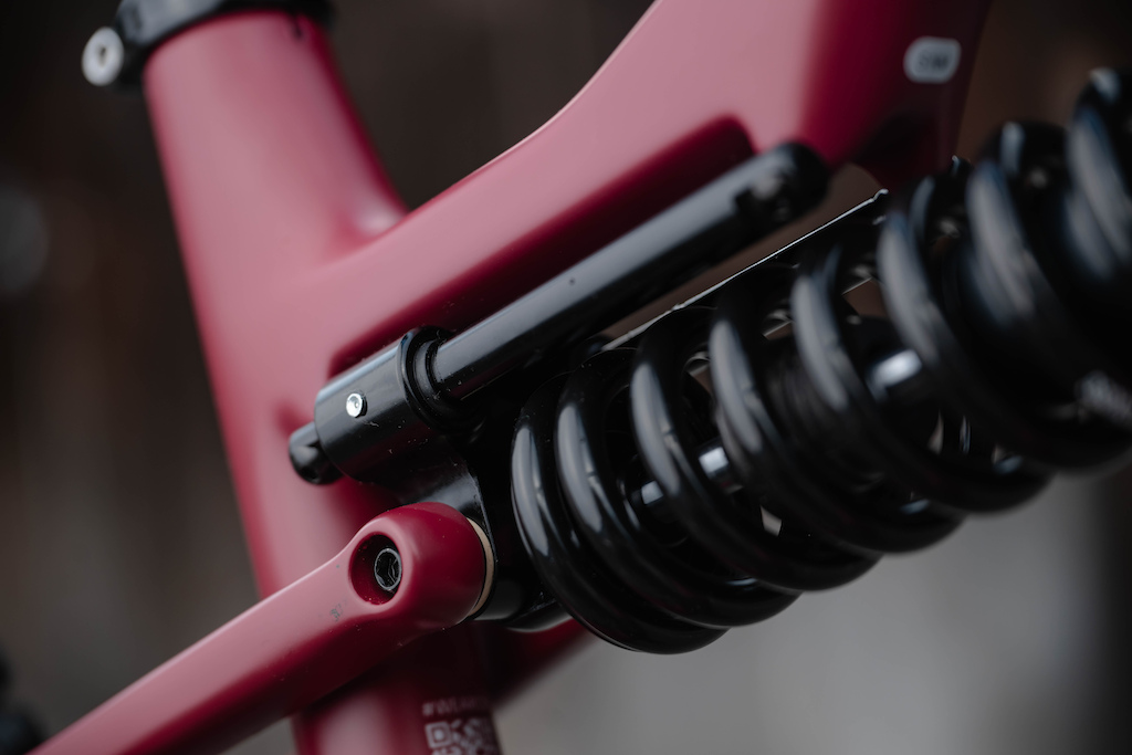 First Look: The 2024 Arc8 Extra Has Suspension Rails - Pinkbike
