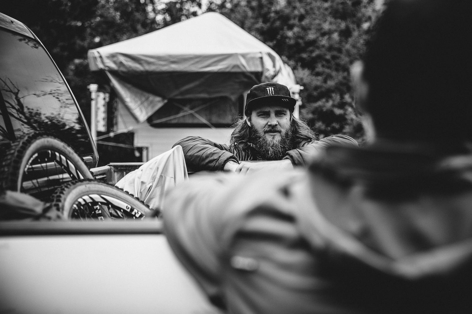 Video: Behind the Scenes on a Photoshoot with Aggy & Paris Gore - Pinkbike