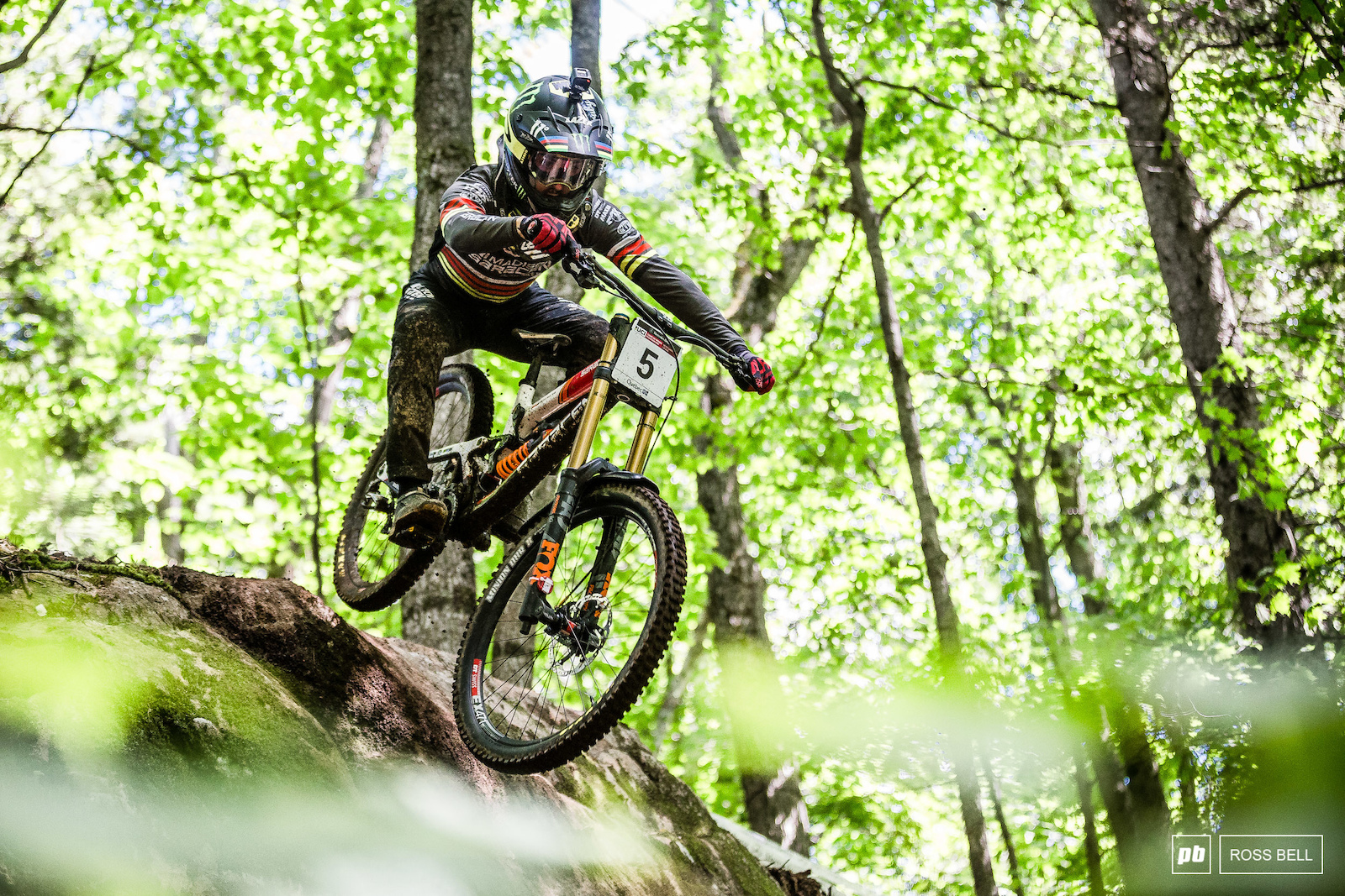 Qualifying Photo Epic: Mont-Sainte-Anne DH World Cup 2018 - Pinkbike
